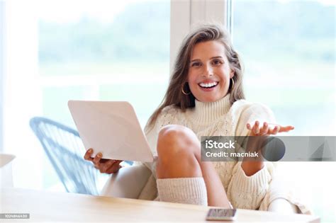 성인 여자 따뜻한 스웨터를 착용 하 고 집에서 일 하는 어느가 날 가을에 대한 스톡 사진 및 기타 이미지 가을 가정 생활 거실 Istock