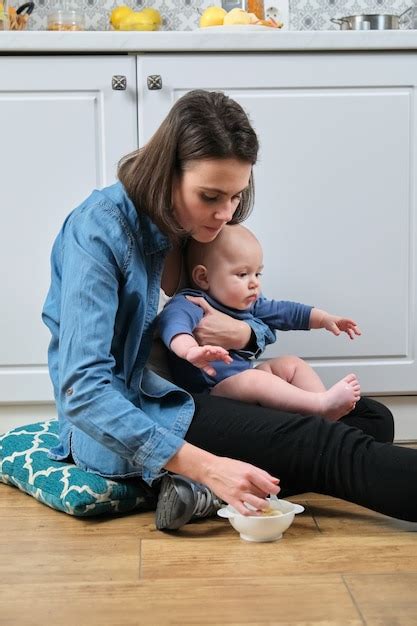 Feliz Hermosa Joven Madre Jugando Con Su Hijo Pequeño Foto Premium