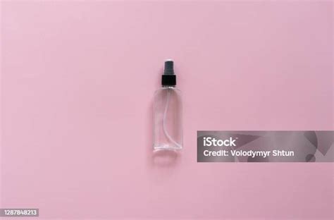 코로나바이러스 예방을 위해 방부제 병 손 소독제 1병 분홍색 배경에 손 소독제 스프레이 방부제 스프레이 모형 의 병 디자인공간을 복사합니다 0명에 대한 스톡 사진 및 기타