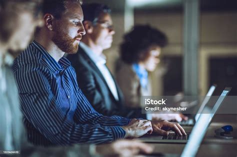 레드 헤드 사업가와 그의 동료는 사무실에서 늦게 컴퓨터에서 작업 어두운 색에 대한 스톡 사진 및 기타 이미지 어두운 색 줄 서 있는 사람들 컴퓨터 사용 Istock