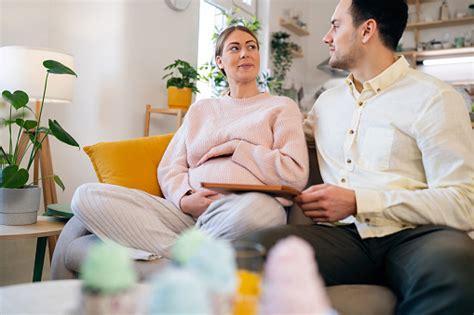디지털 태블릿에서 아기 초음파 검사를 보고 있는 임신한 부부 25 29세에 대한 스톡 사진 및 기타 이미지 25 29세 2