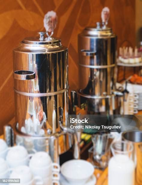 회의 중 호텔 레스토랑에서 커피 브레이크 점심 식사 세트 차와 커피 케이터링 흰색 식기 및 금속 차 메이커 기계 보일러로 장식 된 연회 테이블 0명에 대한 스톡 사진 및