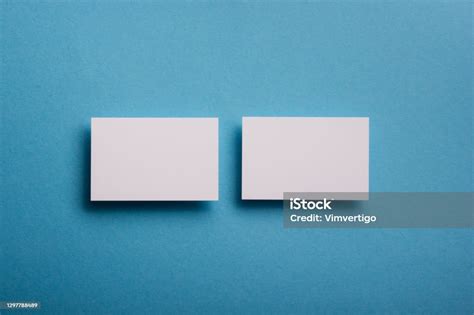 명함 블루 나무 배경에 비어 있습니다 기업 문구류 브랜딩 모의 크리에이티브 디자이너 데스크 플랫 레이 텍스트 공간 복사 명함에 대한 스톡 사진 및 기타 이미지 Istock