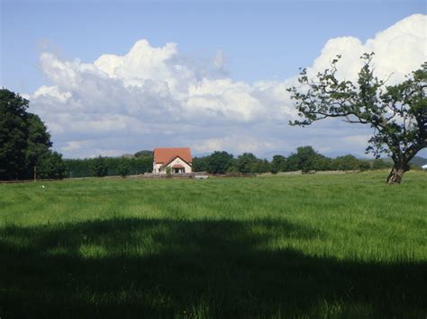 무료 이미지 경치 나무 잔디 구름 구조 하늘 들 농장 목초지 대초원 집 언덕 꽃 녹색 목장 거주 재산 외부 농업 주거 평원 주택