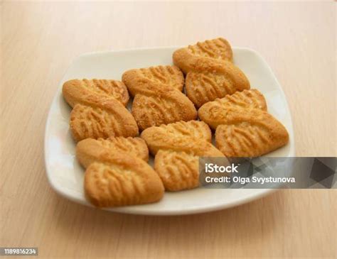 접시에 쿠키 또는 쇼트 케이크 비스킷 더미의 사진 국가 쿠키의 날 배경 0명에 대한 스톡 사진 및 기타 이미지 0명 감자 요리 건강에 좋지 않은 음식 Istock