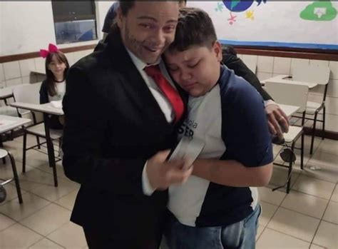Menino Se Emociona Ao Ver M E Vestida Como O Pai Em Comemora O Da Escola