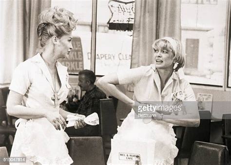 91974 Actress Diane Ladd And Ellen Burstyn In A Scene From The