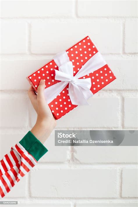 여자손 은 흰색 배경에 흰색 활빨간 물방울 무늬 선물 상자를 들고 12 13세에 대한 스톡 사진 및 기타 이미지 12 13세 개념 겨울 Istock