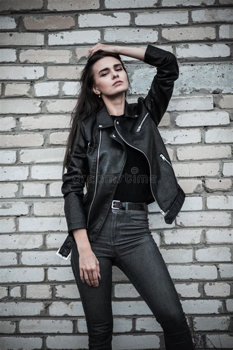 Женщина в черной кожаной куртке Стоковое Фото изображение насчитывающей джинсыы холодно