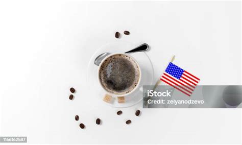 커피 원두 접시 숟가락 미국 국기와 커피 한 잔은 흰색 배경에 고립 된 국가 커피 의 날의 심볼로 3d 렌더링 미국 국기에 대한 스톡 사진 및 기타 이미지 Istock