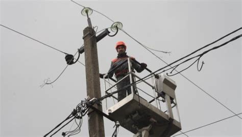 Харківські енергетики повернули світло мешканцям деокупованого селища поблизу кордону з рф