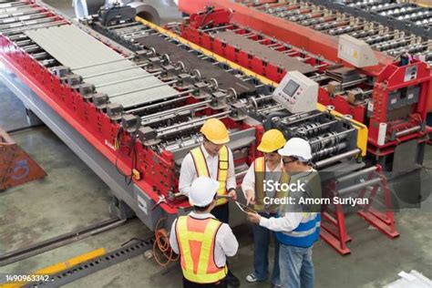 제조 산업 개념입니다 아시아 남성과 여성 공장 노동자들이 일하는 모습과 제조 과정에서 공장의 제조 생산 라인에서 토론하는 모습 사람들에 대한 스톡 사진 및 기타 이미지