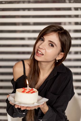 검은 드레스를 입은 귀여운 소녀가 촛불이 든 케이크를 들고 불고 기뻐하고 미소를 짓고 휴일과 생일의 개념 30 34세에 대한 스톡 사진 및 기타 이미지 Istock