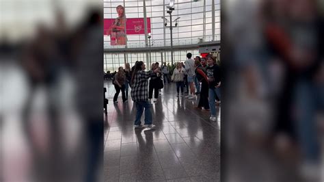 Taylor Swift In Indy Fans Do Flash Mob In Airport Ahead Of Concerts