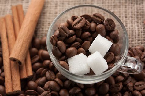 커피 원두와 계 피와 함께 자루에 유리 컵에 설탕 옆에 막대기 아라비카 커피 마실 것에 대한 스톡 사진 및 기타 이미지 아라비카 커피 마실 것 갈색 검은색 Istock