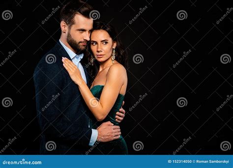 Abschluss Herauf Sch Ne Das Seitenprofilfoto H Lt Sie Ihre Frauohrringe Er Er Seine Ehemannfrau