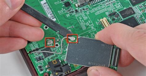 Nintendo DSi XL Suffers Teardown SlashGear