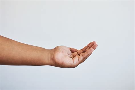 손 여성 제스처 제안 또는 기부 신체 언어 및 흰색 배경의 상징을 들고 있는 클로즈업 열린 손바닥 자선 및 소녀의 손 구걸 손을 뻗어 고립 된 공간에서 도움을 보여줍니다