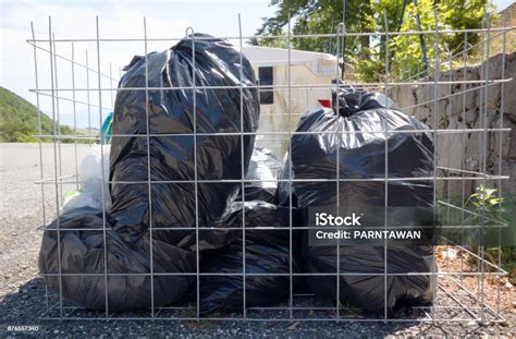 검은 쓰레기 봉지 쓰레기 덤프 빈 쓰레기 쓰레기 쓰레기 비닐 봉지 더미 배경 검은 쓰레기 봉투와 케이지 쓰레기통 0명에 대한 스톡 사진 및 기타 이미지 Istock