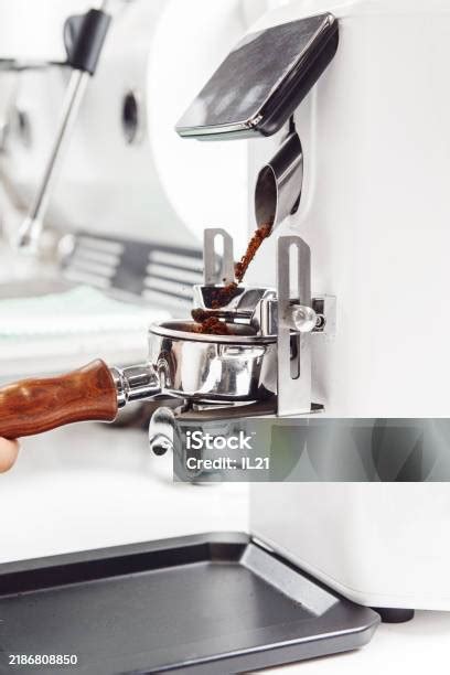 신선한 커피 찌꺼기를 포터필터 클로업에 붓는 커피 그라인더가 작동하는 모습 고품질 에스프레소를 만들기 위한 기본 규칙 강철에 대한 스톡 사진 및 기타 이미지 Istock
