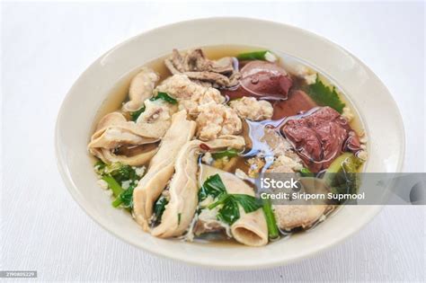 태국 스타일의 아침 식사는 응고 된 돼지 피를 곁들인 맑은 수프입니다 흰색 배경에 태국 전통 끓인 수프 돼지 혈액 공급 0명에 대한 스톡 사진 및 기타 이미지 Istock
