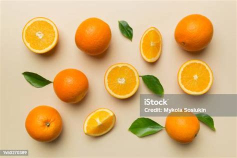 컬러 배경에 신선한 오렌지 슬라이스의 과일 패턴 맨 위 보기입니다 공간을 복사합니다 창조적 인 여름 개념 최소한의 평평한 평지에 감귤류의 절반 0명에 대한 스톡 사진 및