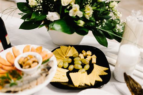 전채 치즈 고기 간식과 휴일 테이블 음식과 함께 제공 테이블 축제 테이블입니다 웨딩 테이블 음식 축하하기 시작하기 전에 레스토랑에서 테이블 새해 크리스마스 발렌타인 데이 0