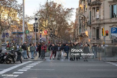 바르셀로나 파세오 데 그라시아 거리의 신호등에 서 있는 많은 보행자들 거리에 대한 스톡 사진 및 기타 이미지 거리 건축 관광객 Istock