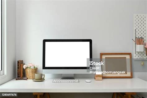 흰색 테이블에 흰색 화면 데스크톱 컴퓨터 스마트 폰과 물건 작업 공간 0명에 대한 스톡 사진 및 기타 이미지 0명 액자 전화 Istock