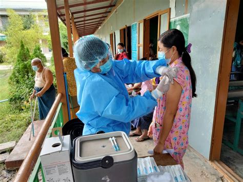 နတ်မောက်မြို့အောင်ဆန်းရပ်ကွက်ရှိအသက် ၁၈ နှစ်နှင့်အထက်ပြည်သူများအား ပထမအကြိမ် ကိုဗစ် ၁၉ ရောဂါကာက