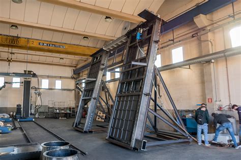 Glass Service Meeting With One Of The Largest World Glass Containers