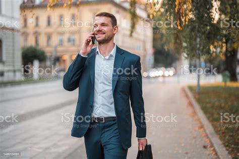 도시에서 야외에서 스마트 폰을 사용하는 잘 생긴 백인 사업가 30 34세에 대한 스톡 사진 및 기타 이미지 30 34세 건물 외관 경영자 Istock
