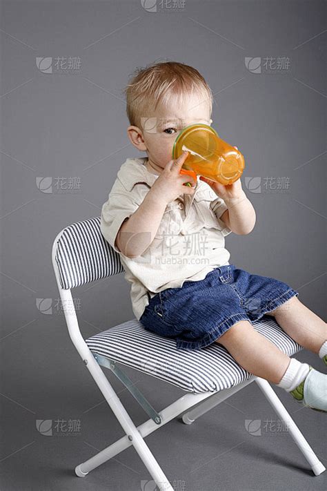 男孩喝果汁