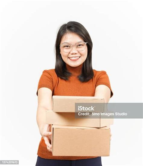 포장 상자 또는 골판지 상자를 들고 흰색 배경에 고립 된 아름다운 아시아 여성의 당신에게 그것을 제공 20 24세에 대한 스톡 사진 및 기타 이미지 Istock