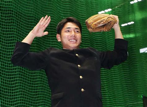 ＜ヤクルト新人入寮＞入寮した小森は母校・宇部工の景色にちなんで“山”ポーズ（撮影・村上 大輔） ― スポニチ Sponichi Annex 野球