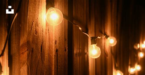 나무 벽에 매달린 일련의 조명 사진 Unsplash의 무료 화 환 이미지