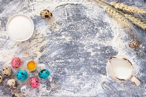 부활절의 축 하에 대 한 제조 법 배경 요리 메 추 라 기 계란 우유 설탕과 밀 밀가루를 콘크리트 바탕에 보기 상위 공간을 복사 합니다 음식 배경입니다 0명에 대한 스톡