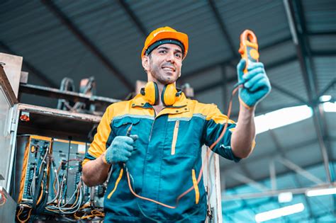 전기 기술자는 배선 극성 접지 전압을 테스트하고 클램프 미터 드라이버 및 커터가 포함된 수공구를 사용하여 전기 유지 관리를 수행합니다 감독의 일상적인 작업 30 34세에