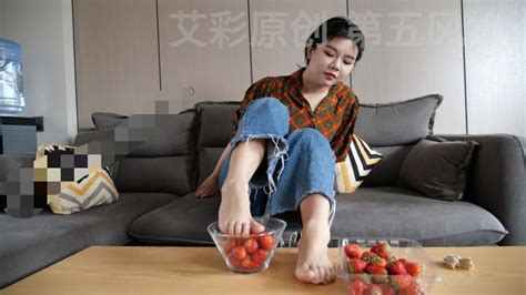 第5风格草莓奶昔与小z酱的白脚丫裸足踩踏喂食视频下载 字母网社区