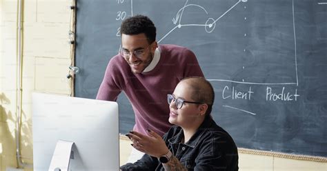 두 명의 성공적인 젊은 경제학자가 사무실에서 실무 회의에서 컴퓨터 화면을 보면서 재무 데이터에 대해 논의하고 있다 사진 Unsplash의 테이블 이미지