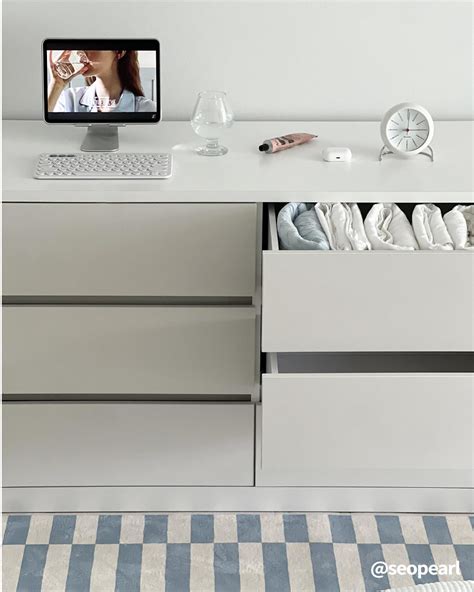 리빙 인테리어 룸앤홈 깔끔한 화이트 톤에 수납도 여유롭게 친환경 E0 소재와 튼튼한 프레임으로 안심하고 사용해요 🤍 📌디자인 속깊은 마일드 서랍장 📷