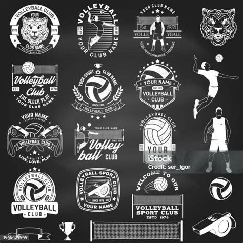 칠판에 배구 클럽 배지 디자인의 집합입니다 벡터 그림입니다 대학 리그 스포츠 클럽 엠블럼 사인 로고 빈티지 흑백 라벨 스티커 배구 공 선수 네트 및 심판 휘슬 실루엣이 있는