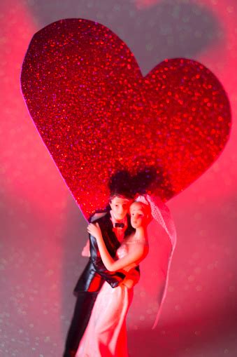 웨딩 커플 결혼 케이크 토퍼 플라스틱 숫자 턱시도 저녁 양복 흰 진사 드레스 베일 결혼 의식에 대한 스톡 사진 및 기타 이미지 결혼 의식 결혼식 기혼 Istock