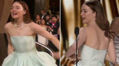 Emma Stone S Dress Breaks As She Walks To Stage After Winning Best