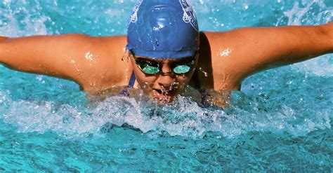 물에서 수영 고글에있는 사람 · 무료 스톡 사진