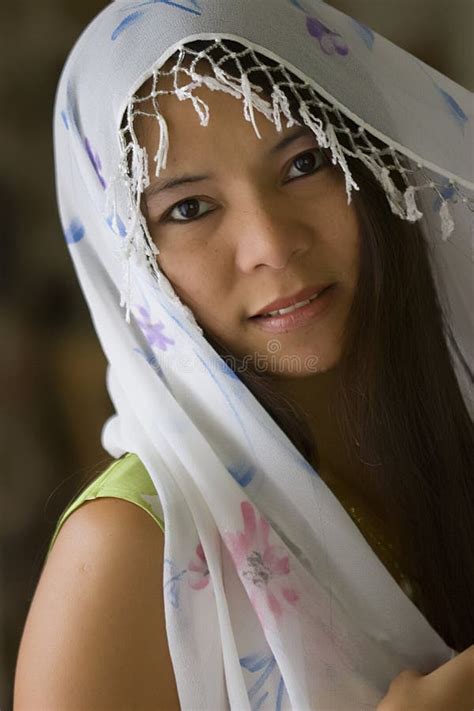 菲律宾女人女孩 库存照片 图片 包括有 女性 妇女 纵向 头巾 表达式 聚会所 围巾 面纱 25048150