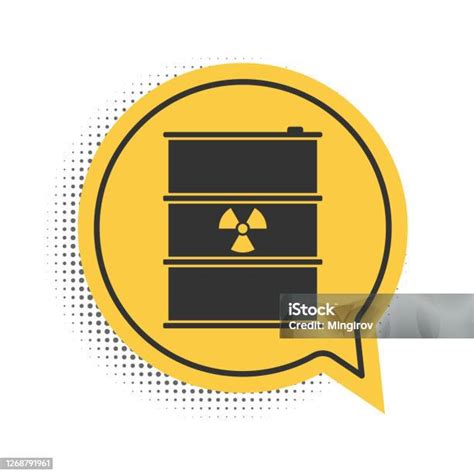 흰색 배경에 고립 된 배럴 아이콘의 검은 방사성 폐기물 방사성 쓰레기 배출 환경 오염 생태 재해의 위험 노란색 음성 버블 기호입니다 벡터 0명에 대한 스톡 벡터 아트 및