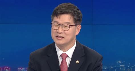 방역당국 첫 언급내년 3월 이후 실내 마스크 벗을 수 있을 것
