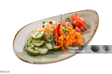 절인 야채 오이 토마토 당근 양배추 보존 된 음식은 흰색 배경에 고립 되어 있습니다 0명에 대한 스톡 사진 및 기타 이미지