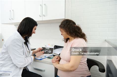 산부인과 의사 초음파 산전 진단 의사는 임신 한 환자에게 아기의 초음파 검사를 보여줍니다 2명에 대한 스톡 사진 및 기타 이미지